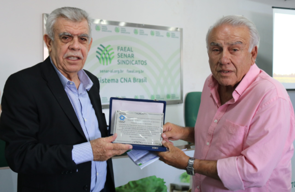 Presidente da Faeal é homenageado pela Seagra no Dia do Engenheiro ...