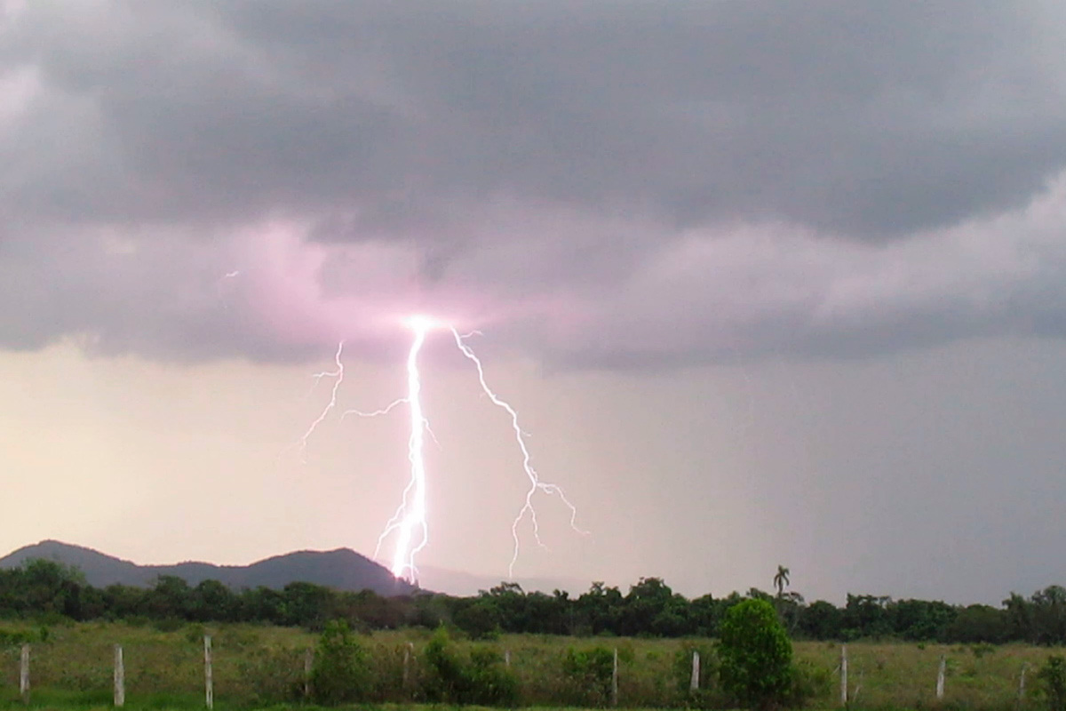 Raios podem causar prejuízos e mortes no campo | Confederação da ...